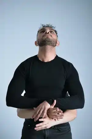 El q mucho se ausenta pronto deja de hacer falta